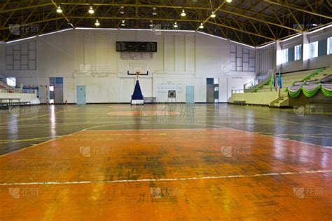 室内篮球场硬木地板篮球学校体育馆篮球框篮球运动员学校操场排队等新的