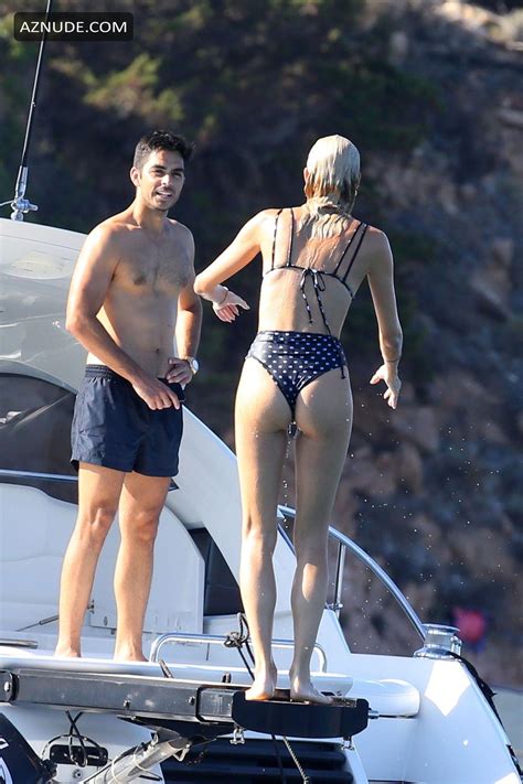 Devon Windsor And Her Boyfriend Johnny Dex Enjoy Their Holiday On A