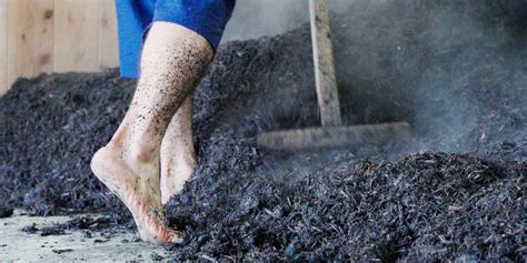 How Japans 800 Year Old Indigo Dyeing Process Is Still Standing