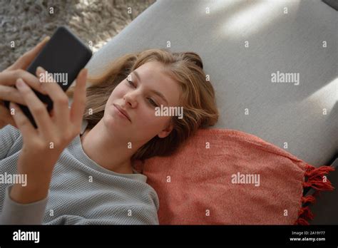 Jeune Blonde Banque De Photographies Et Dimages Haute R Solution Alamy