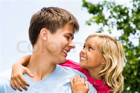 Gl Ckliche Bruder Und Schwester Stock Bild Colourbox