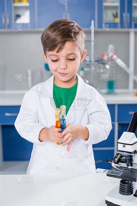 拿着试管的男孩