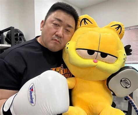 본의 아니게 헬로키티 협박하고 있는 ‘마동석 근황 삶은영화