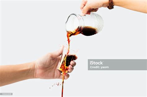 손으로 커피 머그잔을 들고 흰색 배경에 커피 드립에 뜨거운 물 커피를 붓는 손 드립 커피 쇼 부동 및 거품 물 복사 공간 검은색에 대한 스톡 사진 및 기타 이미지 Istock