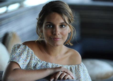 Caitlin Stasey Réimeas And Merry Kissmas