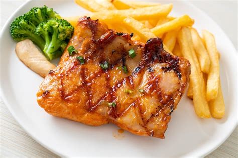 Bife De Frango Grelhado Com Batatas Fritas Ou Batatas Fritas Foto Premium