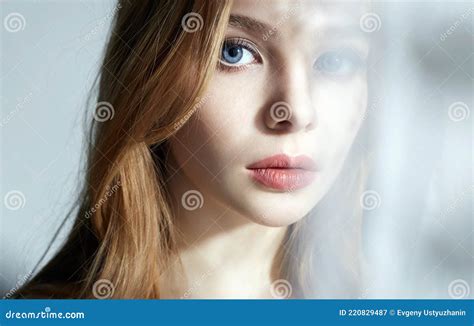 Retrato Estreito De Linda Jovem Imagem De Stock Imagem De Modelo Bonito