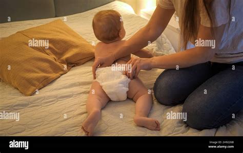 Mama änder Die Windel Fotos Und Bildmaterial In Hoher Auflösung Alamy