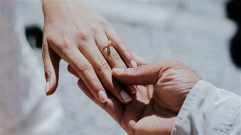 Ce Semnificație Ascunde Purtatul Inelului De Logodnă Pe Degetul Inelar