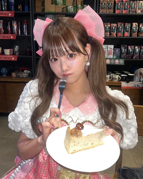 萌乃ゆき 香港スタバ限定xmasメニュー飲めた 🍹♡ ここのスタバ、ストローだけじゃなくて容器も紙だった ！ アイドル グラドル コスプレイヤー アイドル衣装 被写体