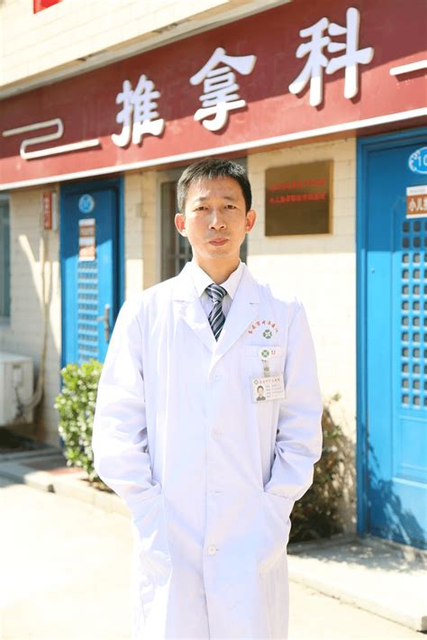 青少年脊柱侧弯怎么办？泰安市中医医院推拿整脊正当时治疗疾病进行