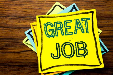 개념적 손을 쓰기 좋은 일을 보여주는 텍스트 캡션 영감 나무 나무 배경에 스티커 메모 용지에 작성 하는 성공 감사에 대 한 비즈니스 개념 감사합니다에 대한 스톡 사진 및