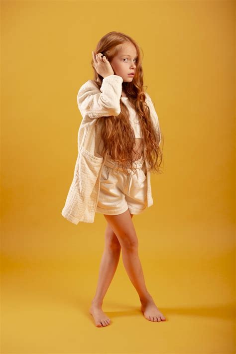 Фотографии на тему Маленькая Девочка Без Трусов — скачивайте