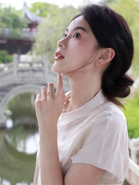 倚窗听雨乡愁故乡东风