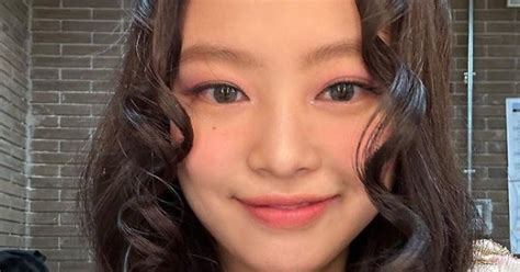 블랙핑크 제니 뽀글머리도 귀엽게 소화행복한 젠득이 스타in★