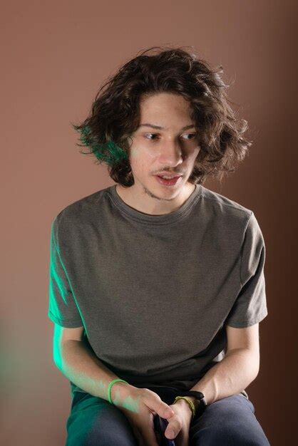 Hombre Joven Guapo Y Feliz Sentado Foto Premium