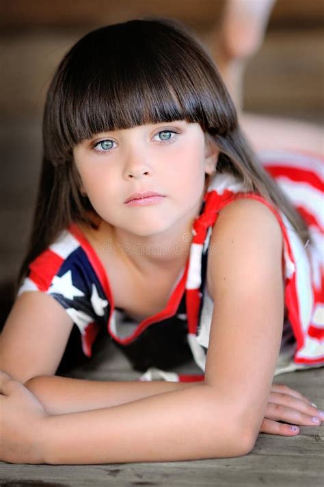 Portrait D Une Belle Fille Image Stock Image Du Indicateur 34403805