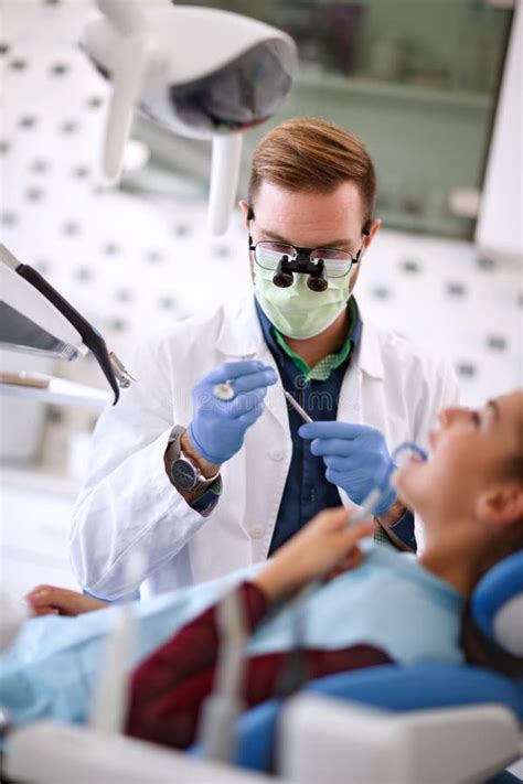 Dentiste Travaillant Dans Sa Classification Dentaire Photo Stock Image Du Contrôle Beau