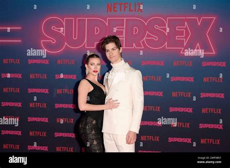 Lorenzo Tano Mit Partnerin Lucrezia Lando Bei Der Premiere Des Netflix