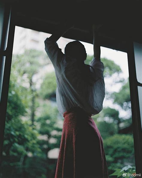 日本摄影师大林直行作品，静谧带点忧愁，具有电影般的叙事氛围感。 花瓣网