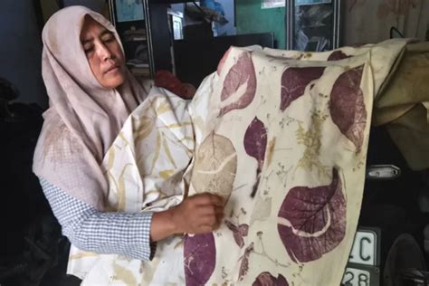 Batik Ecoprint Manfaatkan Daun Sebagai Pewarna Alami Sumut Pos