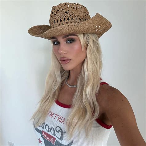 Meet Influencer Hallie Batchelder 5 Things To Know Us Weekly
