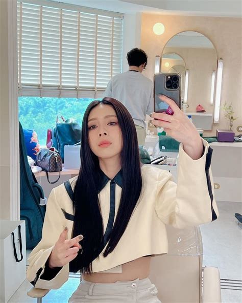 告五人「犬青」女生髮型範本推薦：人魚捲、水波紋捲髮⋯原來長髮也能這樣搞！ Juksy 街星