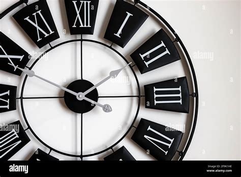 Horloge Murale Noir Et Blanc Banque De Photographies Et Dimages à