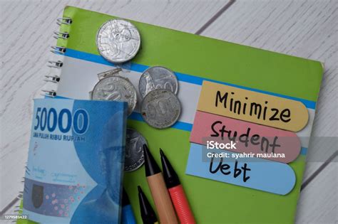 사무실 책상에 격리 된 스티커 노트에 학생 부채 텍스트 쓰기를 최소화하십시오 0명에 대한 스톡 사진 및 기타 이미지 0명 Fashion Show 개념 Istock