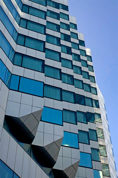 강철 건물 건물 외관 건축 건축 속의 예술 곡선형 디자인 골드 관념적인 구름 구리 구부러진 구조 구조 설계 금속 건축 기하학적 도시 건축 도시