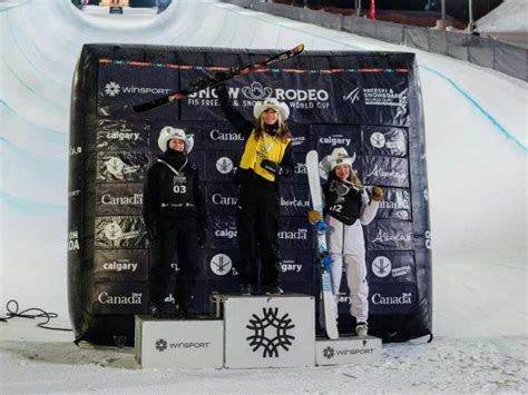 惺惺相惜 张雨霏夺得金牌后与池江璃花子相拥而泣