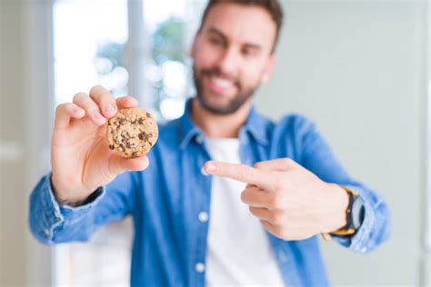 1 100 Muchacho Comiendo Galleta Fotografías De Stock Fotos E Imágenes Libres De Derechos Istock