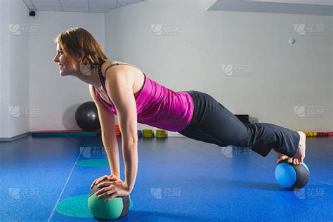 年轻的运动女孩在健身课上做体操