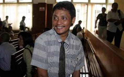 Pollycarpus Merayakan Kebebasannya Dengan Teman Sd