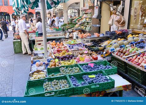 Marché De Fruit Frais Et De Légumes De Lugano Suisse Photographie éditorial Image Du Fermier