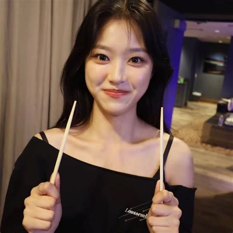 Pin By Bernice On Loona I Love Girls Korean K Pop Kpop Girls