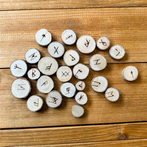 Runes En Bois Oracles Tarots Runes And Boule De Cristal Ternatur