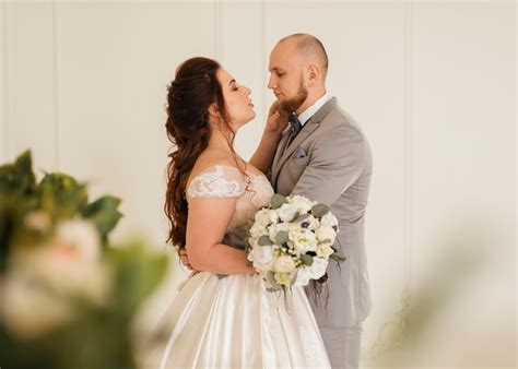 Couple De Jeunes Mariés Posant Photo Gratuite