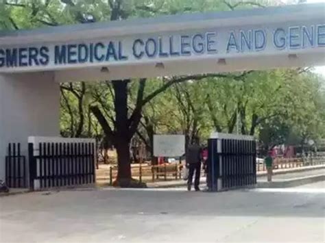 A Female And Male Servant Were Caught Having Sex In A Civil Ambulance