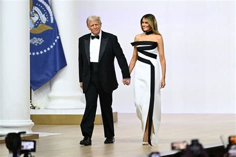 Melania Trump Unveils Official White House Portrait See Her Polished Look
