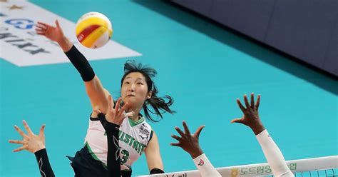 공격하는 현대건설 정지윤