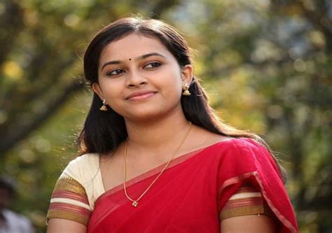 Sri Divya Nombril En Sari