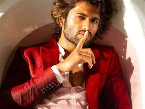 గుర్తుపట్టలేని విధంగా విజయ్ దేవరకొండ షాకింగ్ లుక్ Vd12 మూవీ రిలీజ్