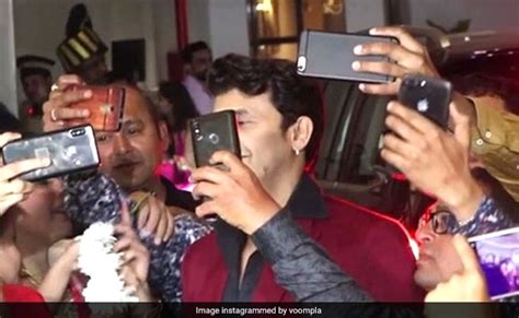 सोनू निगम को देखने के लिए सेल्फी के दीवानों ने लगा दिया जाम एक इंच भी बढ़ना हुआ मुश्किल देखें