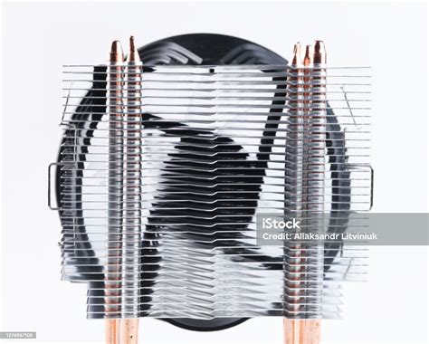 고립 된 배경에 Cpu 쿨러 방열판 흰색 배경에 격리 된 팬과 히트 파이프cpu 쿨러 0명에 대한 스톡 사진 및 기타 이미지