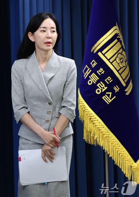 현안 브리핑 입장하는 정혜전 대통령실 대변인