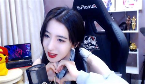 小团团捐款10万后，吃鸡区又起节奏，呆妹儿无奈再度发声 哔哩哔哩