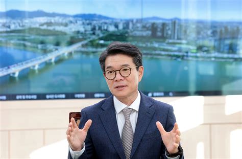 President Lee Jae Myung Praises Chong Won O Sparking Political Backlash