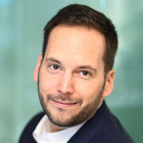 Luan Selmani Flugbegleiter Easyjet Xing