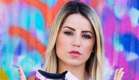 Katulautailija Leticia Bufoni Pelasi Biitsifutista Bikineissä Katso Video